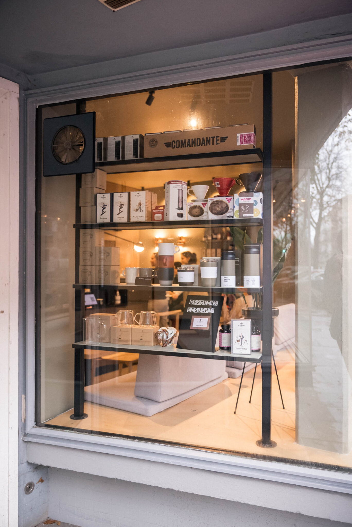 Black Hat Coffee Specialty Espresso Bar / Hamburg - Best Cafe Designs